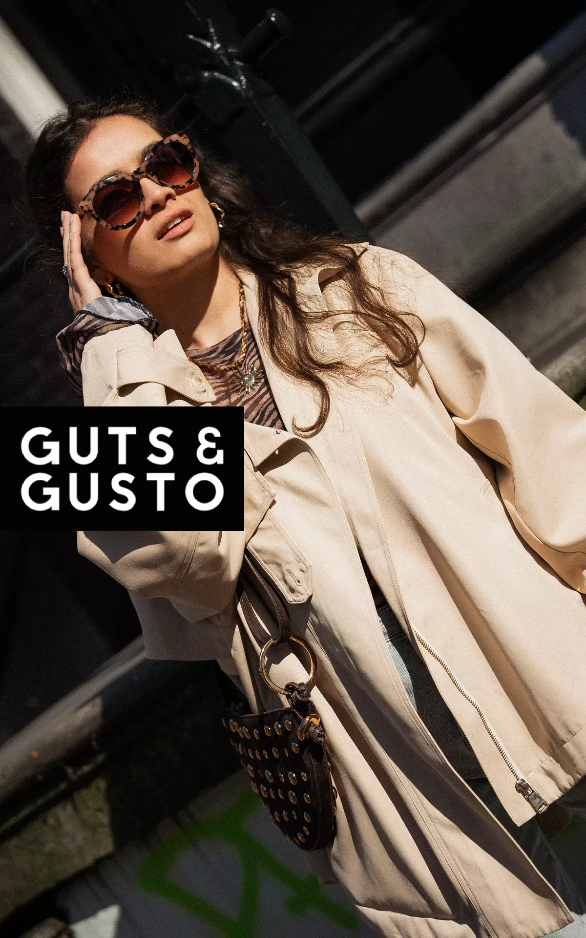 Short trench coat - Beige | Guts & Gusto | GUTSGUSTO.COM